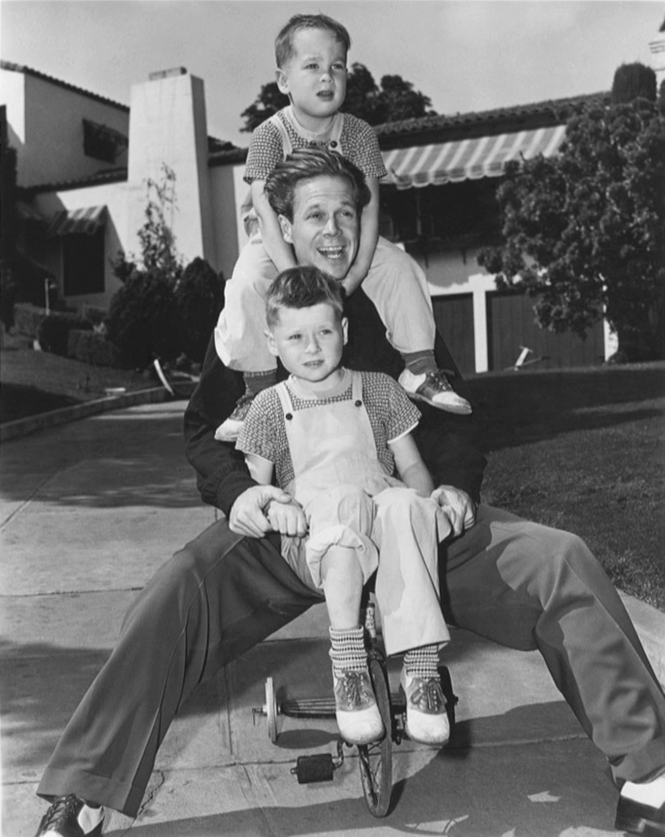 Dan Duryea Central: At Home